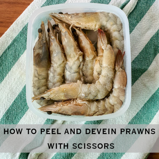 How to Peel and De-Vein Raw Prawns with Kitchen Scissors (Very Easy!)